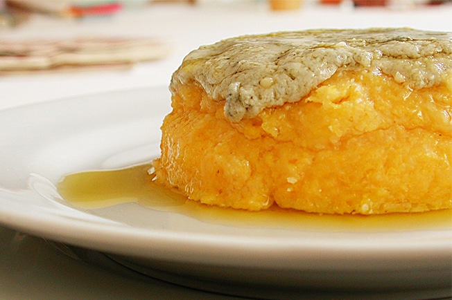 Polenta mole com pesto de salsinha - Panelinha